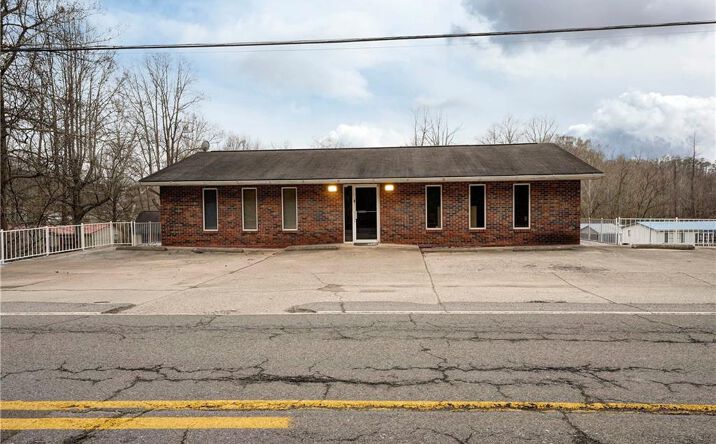 8113 SISSONVILLE DR Sissonville WV 25320 APN: 24025E000200000000 ...