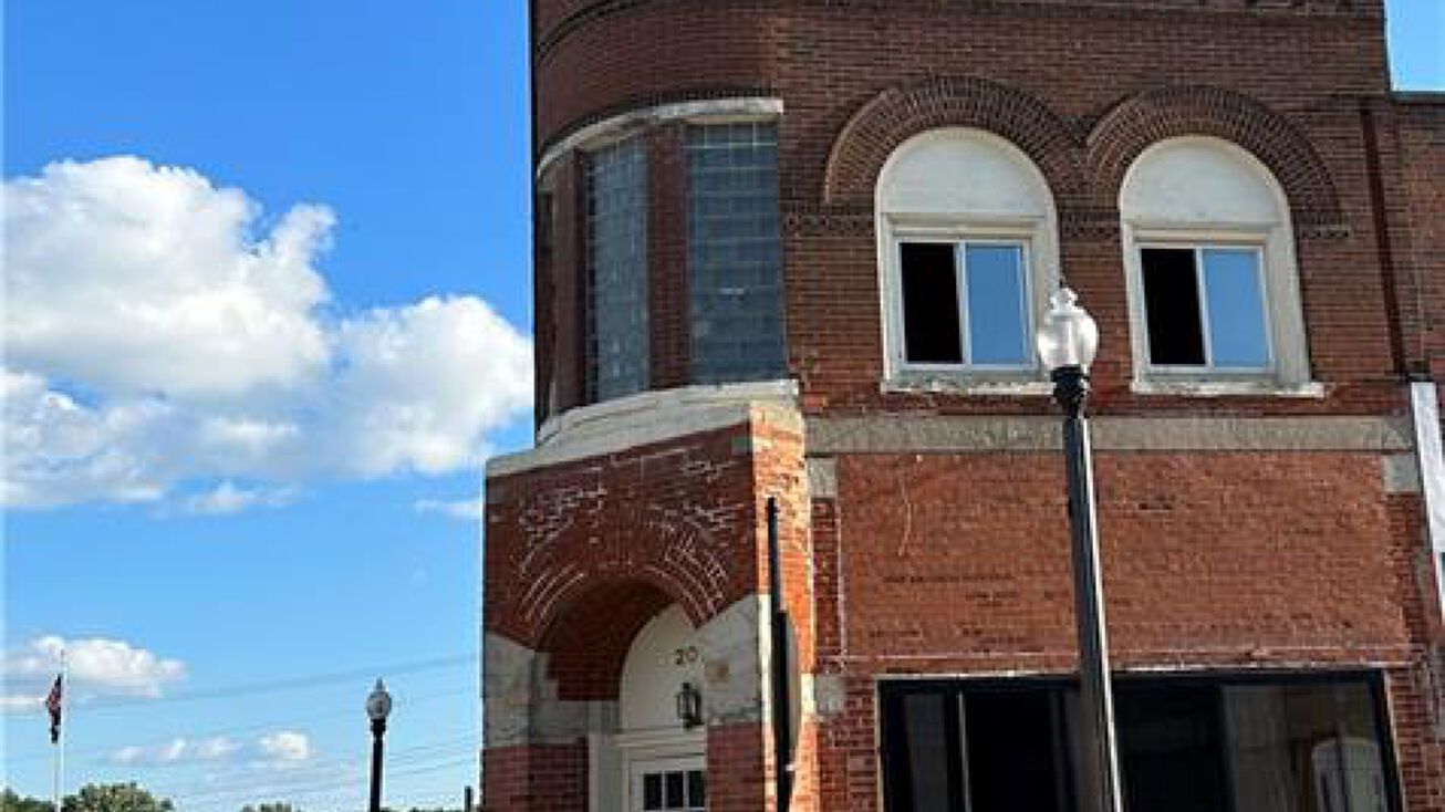 201 W Main Street, Richmond, MO 64085 | Crexi.com