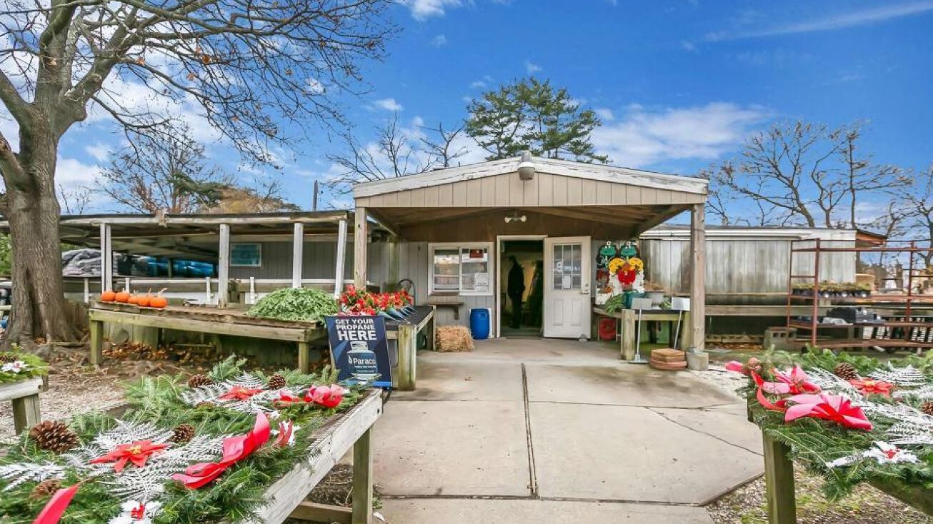 42 Hempstead Tpke, Farmingdale, NY 11735 | Crexi.com