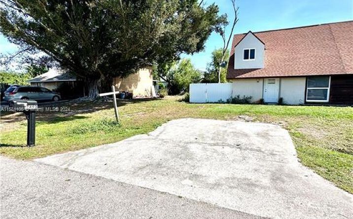 17493 ELLIE DR Fort Myers FL 33967-2728 APN: 08462545000000010 | Crexi.com