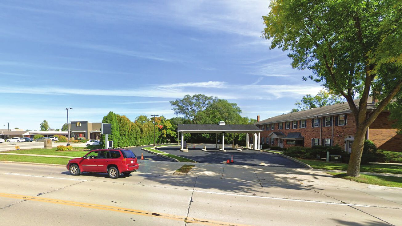 W62N262 Washington Ave, Cedarburg, WI 53012 | Crexi.com