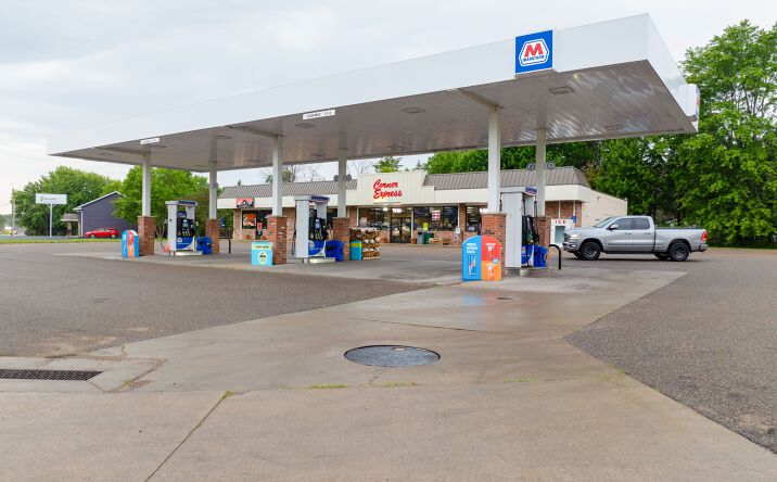 7997 LAKE DR Circle Pines MN 55014-1242 APN: 09-31-22-22-0011 | Crexi.com