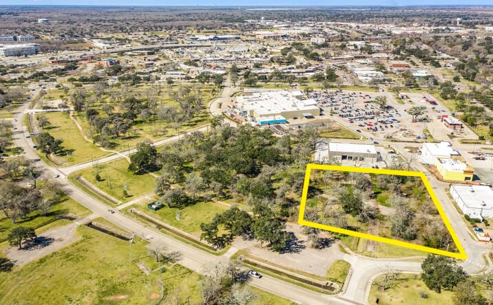 3 & 5 West Way Court, Lake Jackson, TX 77566 | Crexi.com