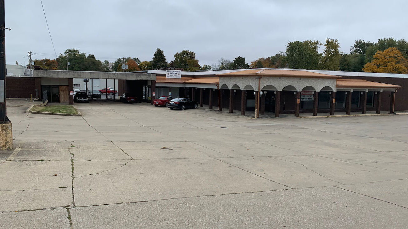 25 Old Capitol Shopping Ctr, Vandalia, IL 62471 | Crexi.com