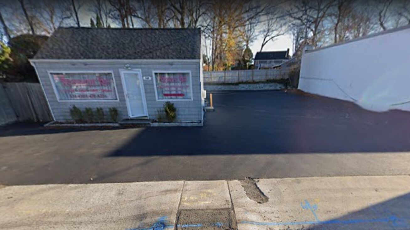 260 E Jericho Turnpike, Huntington Station, NY 11746 | Crexi.com