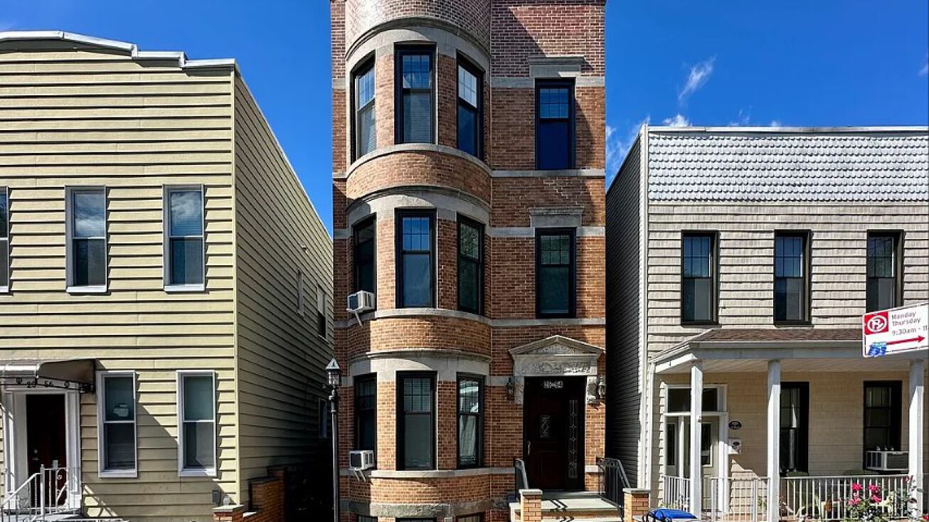 25-54 37th St, Queens, NY 11103 | Crexi.com