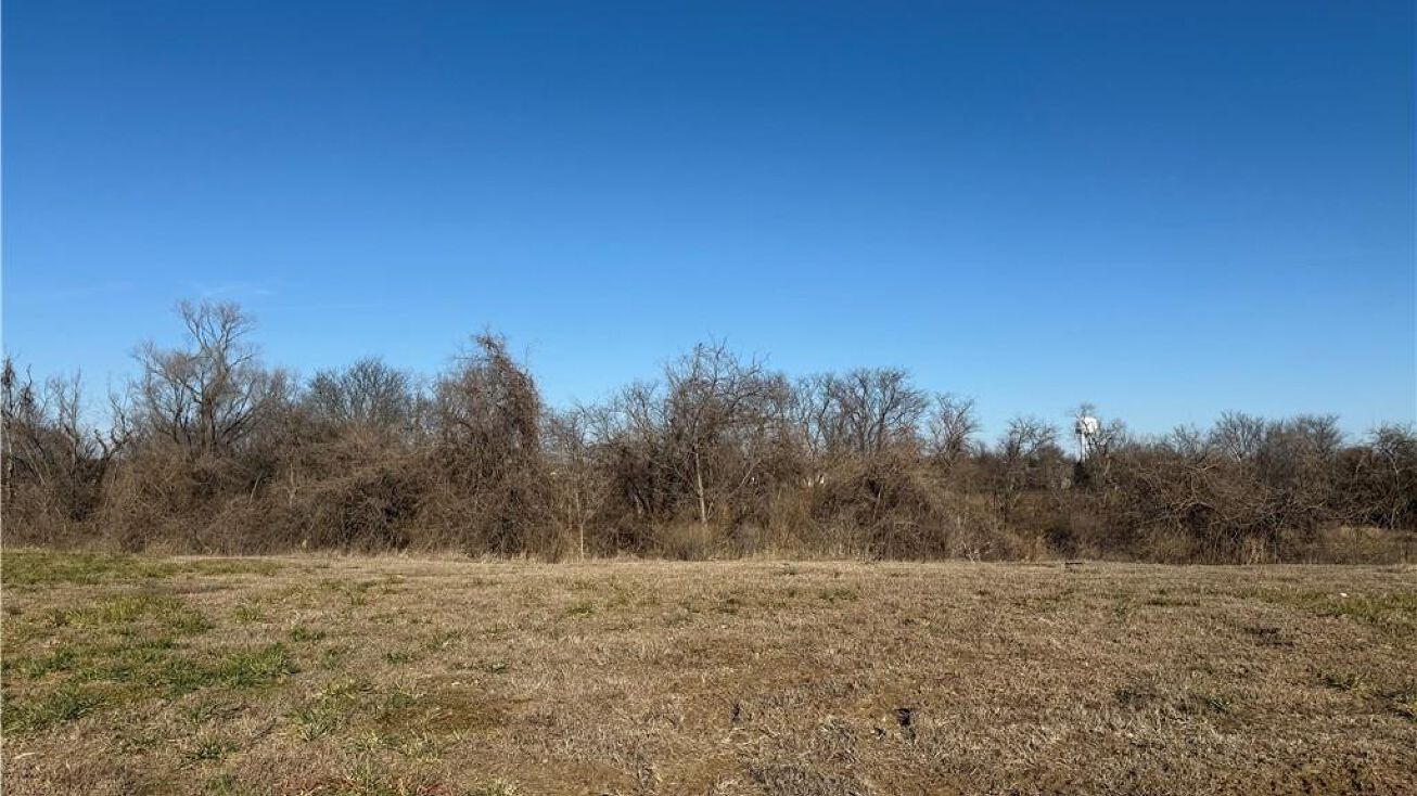 2116 Creek View Lane, Raymore, MO 64083 | Crexi.com