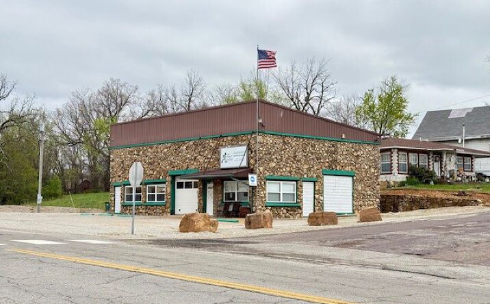301 Elm Street, Mountain View, MO 65548 | Crexi.com