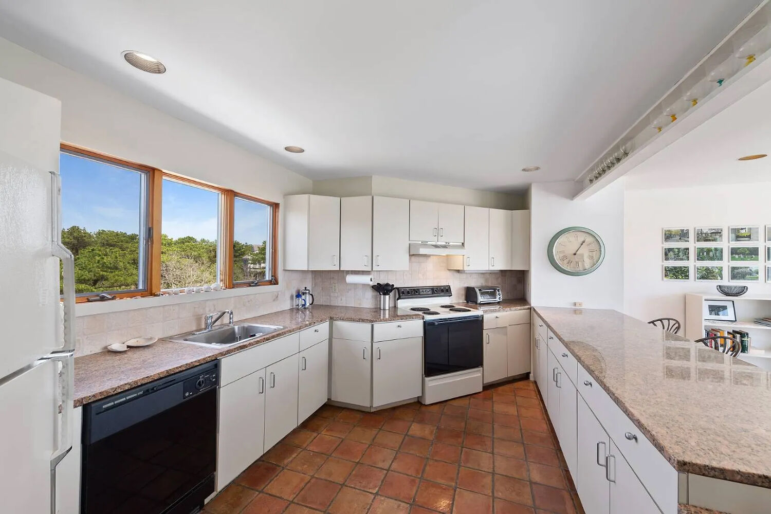 54 SAND CASTLE LN East Hampton NY 11930 APN: 0300152000200028013 ...