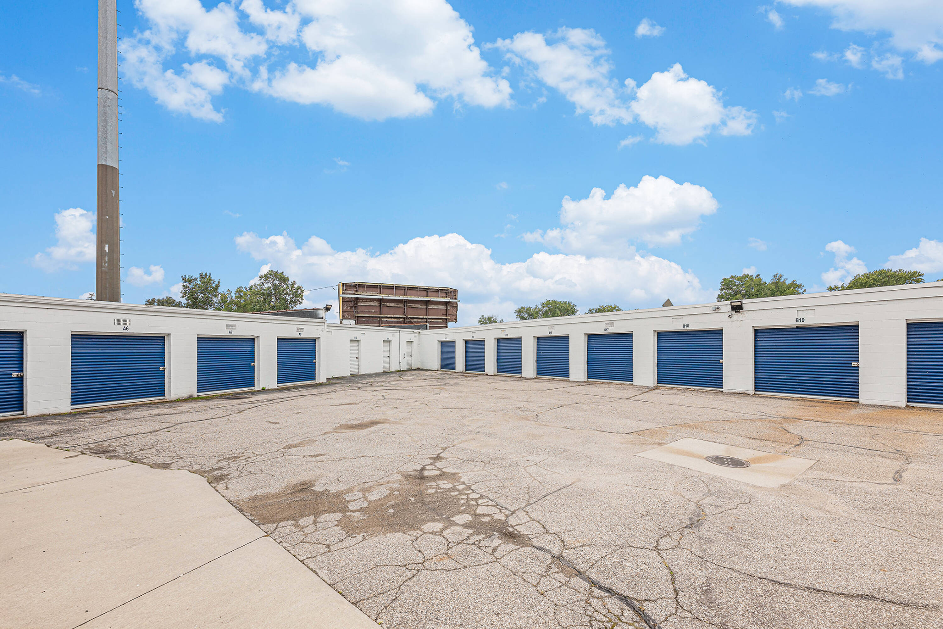 33833 Garnet St, Clinton Township, MI 48035 | Crexi.com