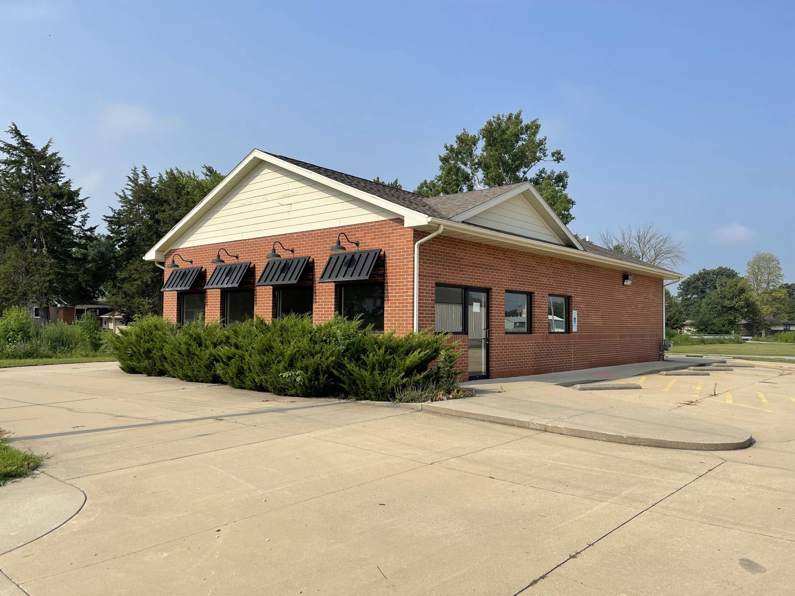 217 S CENTER ST Forrest IL 61741 APN: 26-26-04-478-034 | Crexi.com