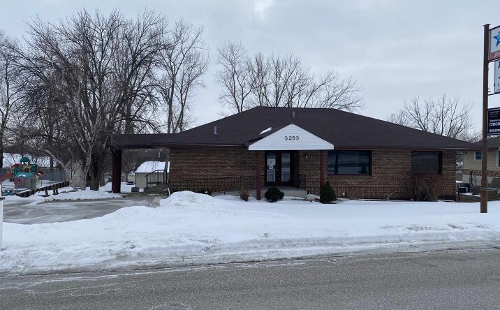 3253 UNIVERSITY AVE Waterloo IA 50701-2052 APN: 891321377006 | Crexi.com