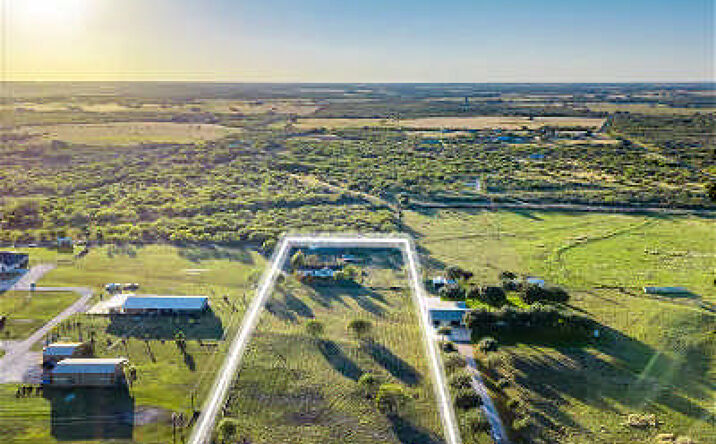 5251 COUNTY RD 211 Hobson TX 78117-5517 APN: 67849 | Crexi.com