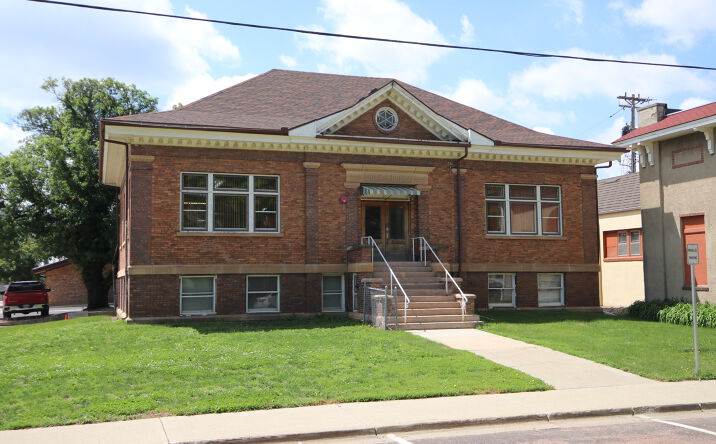 221 E 4TH ST Canton SD 57013-1711 APN: 200.10.15.001 | Crexi.com