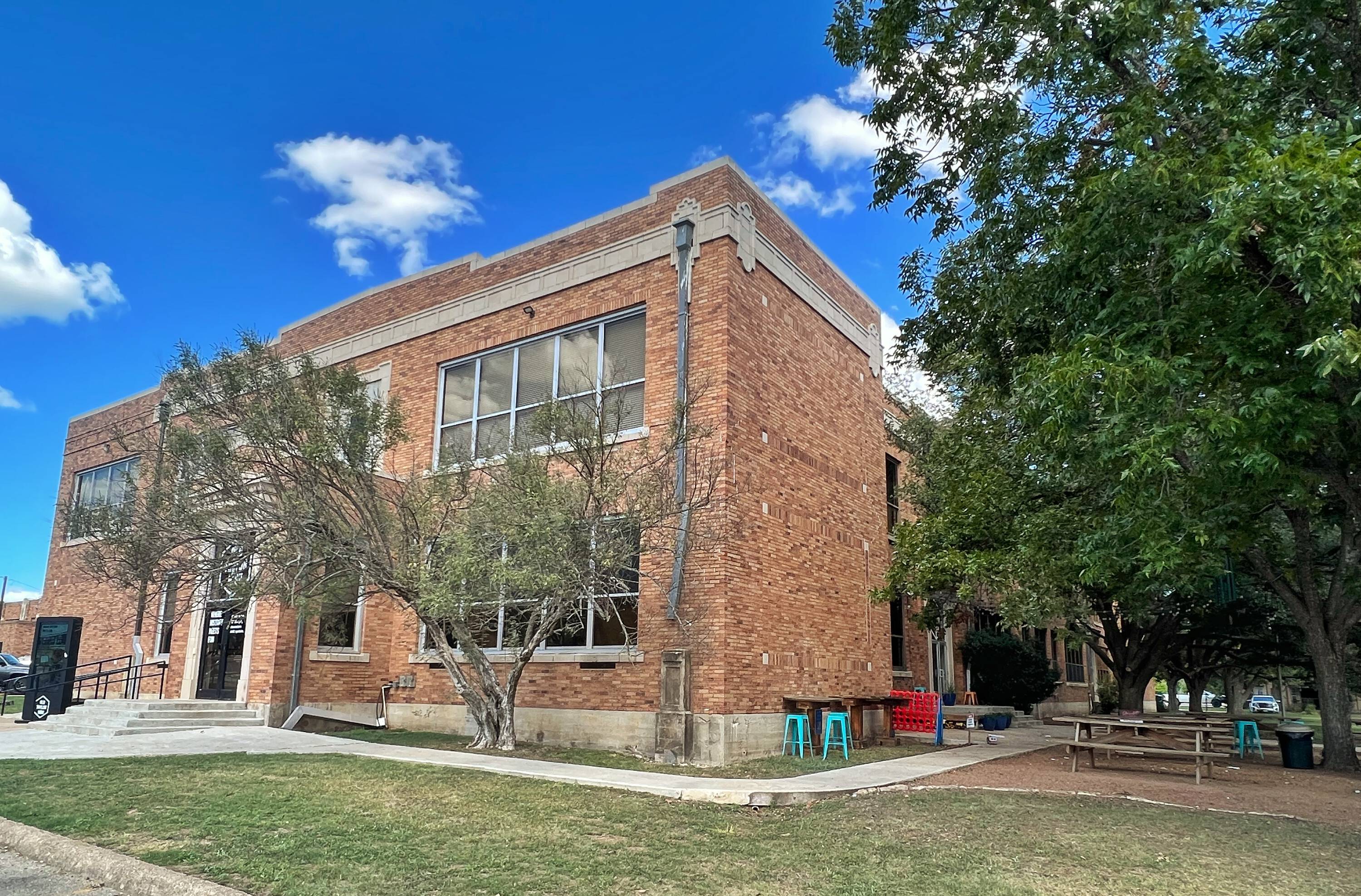 410 W 7th St, Taylor, TX 76574 | Crexi.com