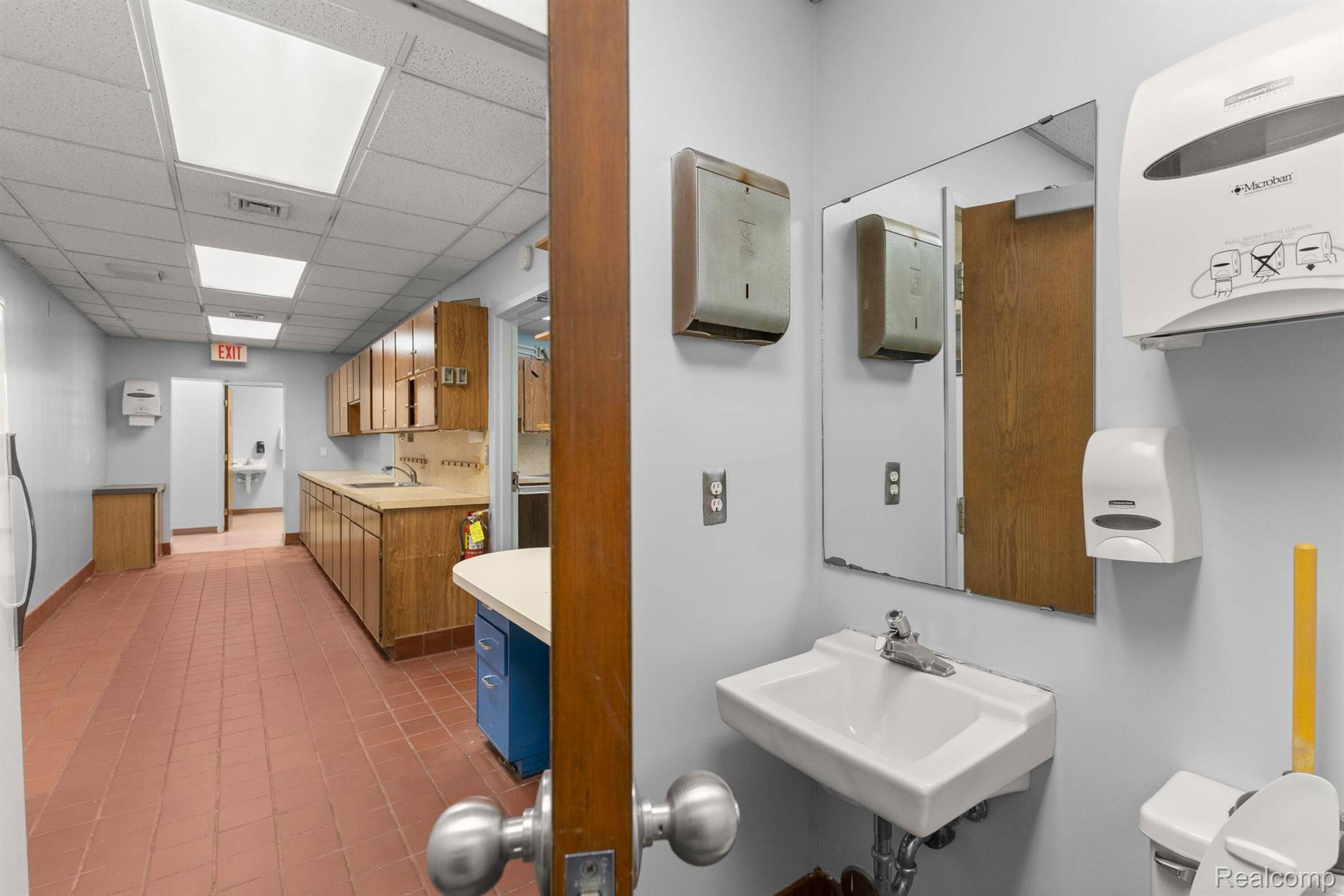 435 SUMPTER RD, Belleville, MI, 48111 - Fully Remodeled Medical Office ...