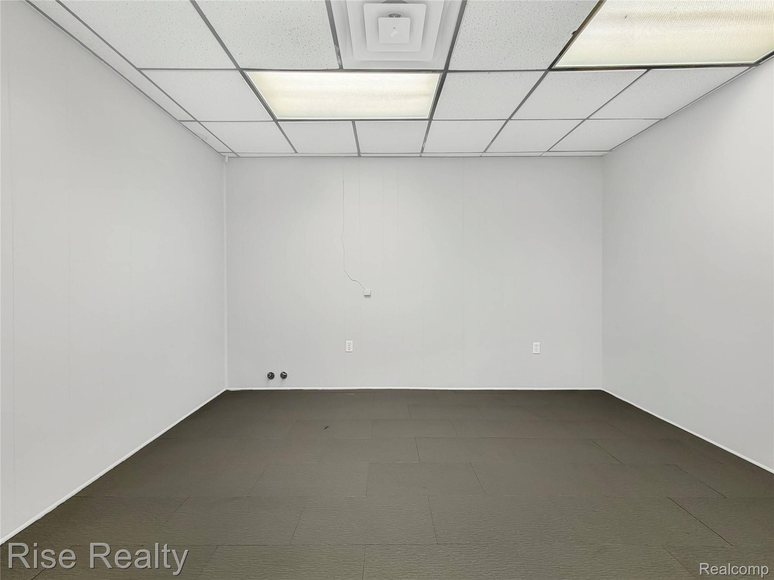 3362 S Saginaw Street, Burton, MI, 48529 - Updated Street-Facing Office ...