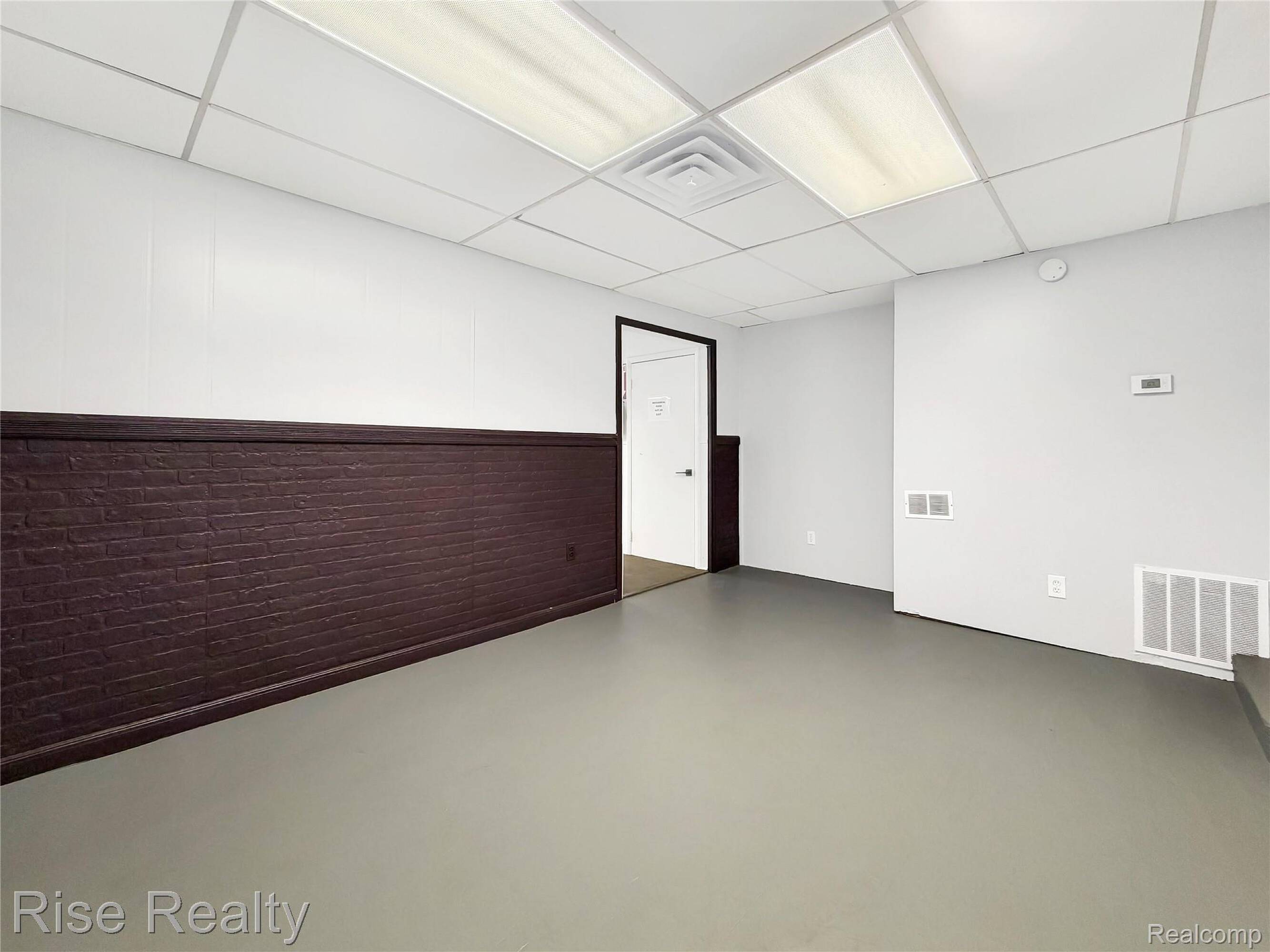 3362 S Saginaw Street, Burton, MI, 48529 - Updated Street-Facing Office ...