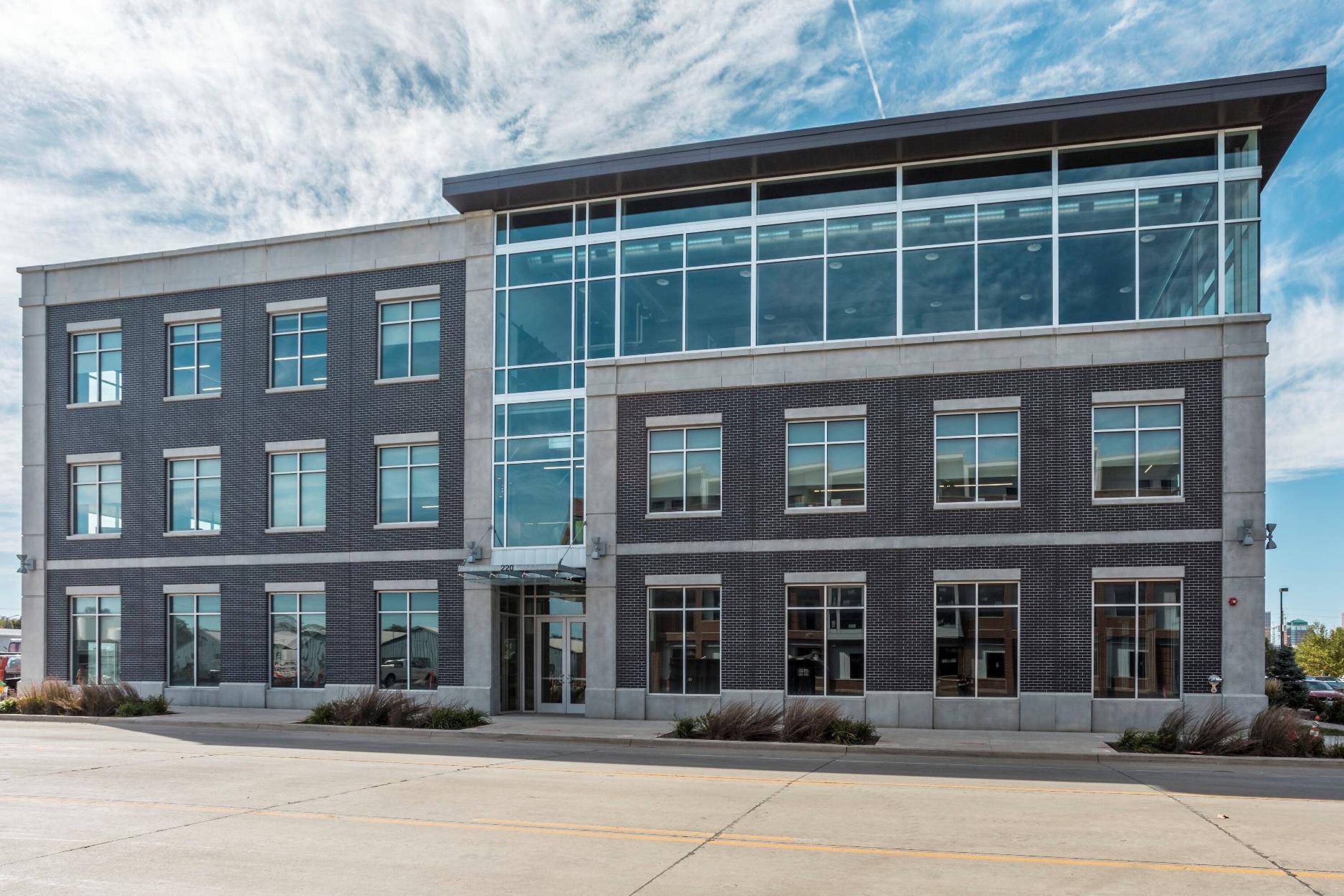 220 SE 6TH ST Des Moines IA 50309-4844 APN: 040/01685-000-000 | Crexi.com