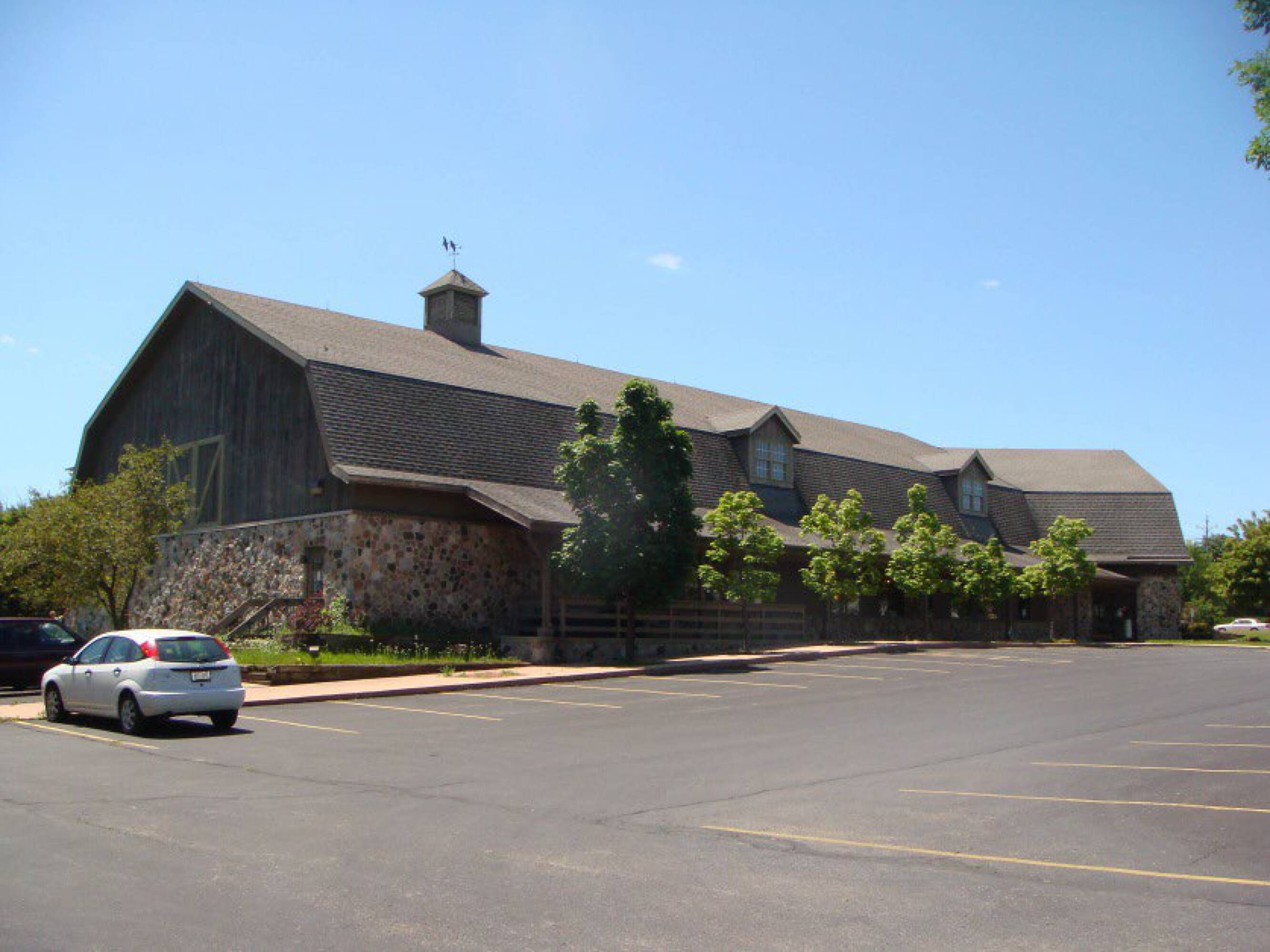 7555 W MEQUON RD Mequon WI 53092-1867 APN: 140270600200 | Crexi.com