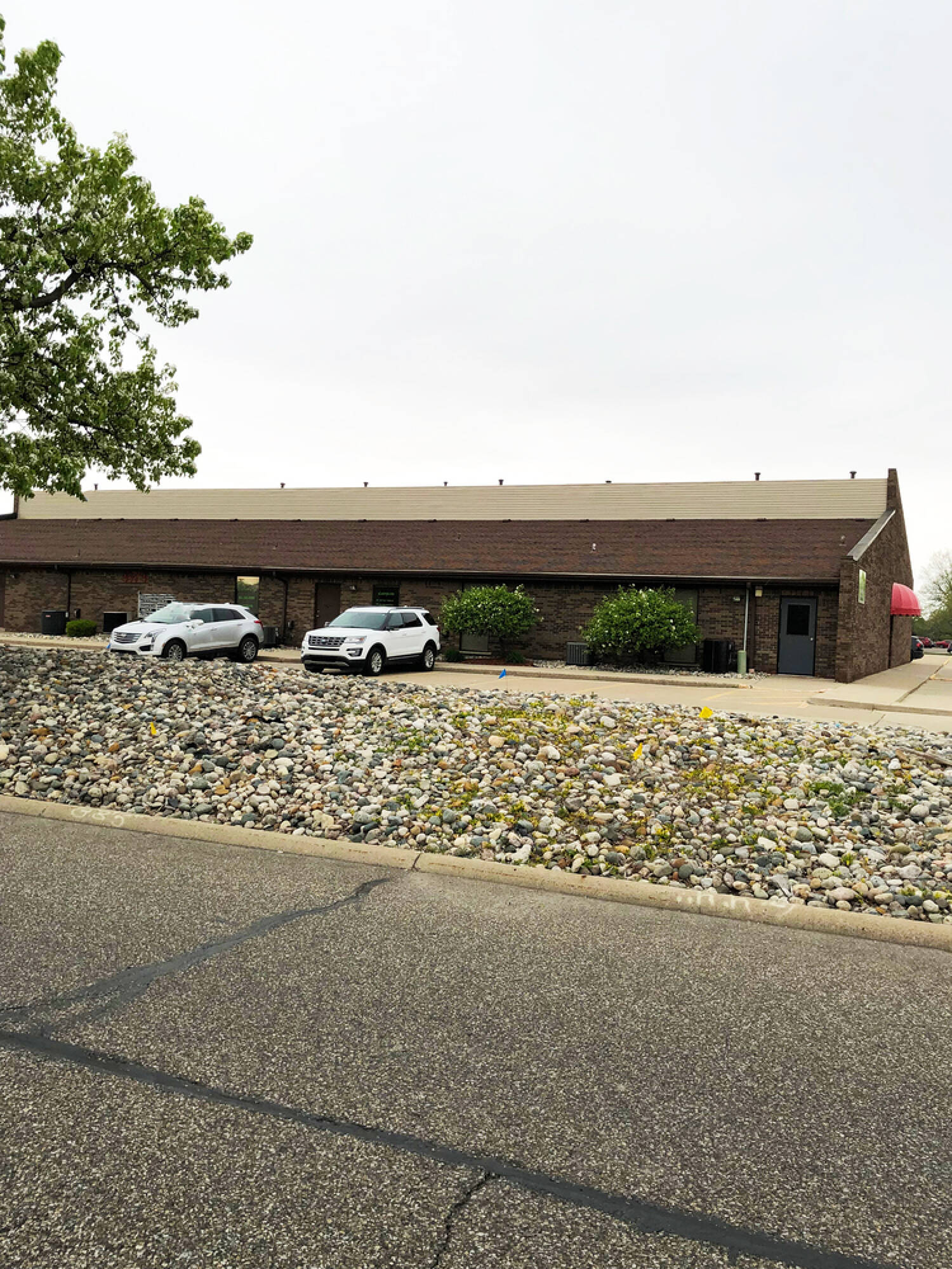 43211 Dalcoma Dr, Clinton Twp, MI 48038 | Crexi.com