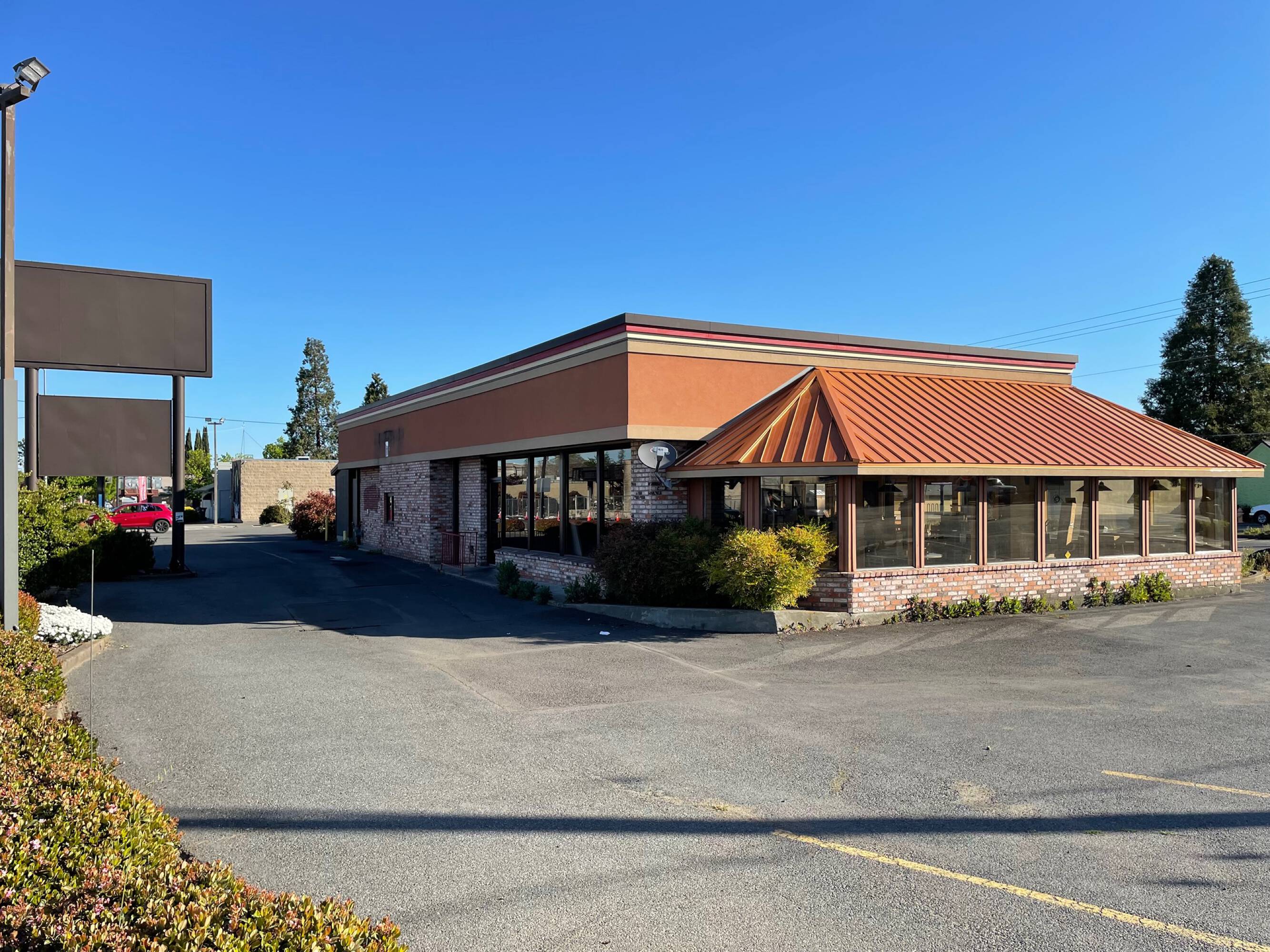 940 S RIVERSIDE AVE Medford OR 97501-7842 APN: 10375432 | Crexi.com