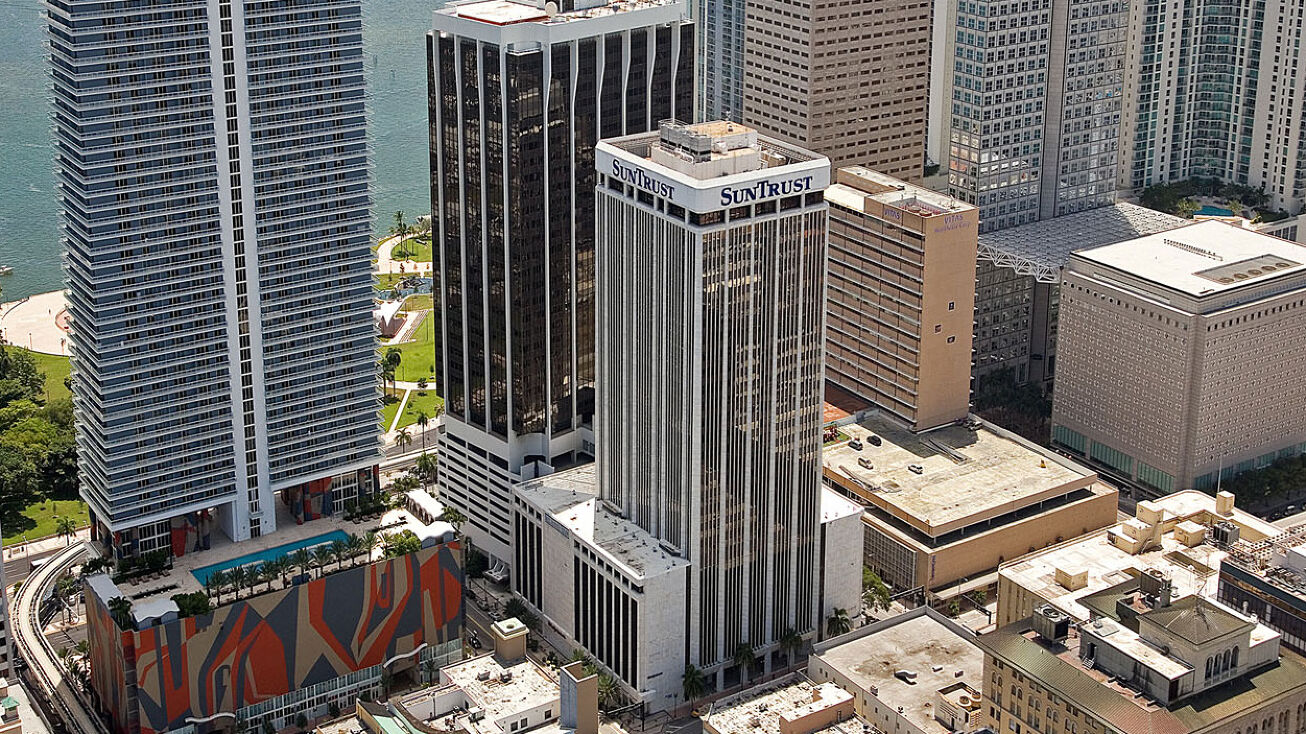 1 SE 3rd Ave, Miami, FL 33131 - Retail Space for Lease - 1 SE Third Avenue