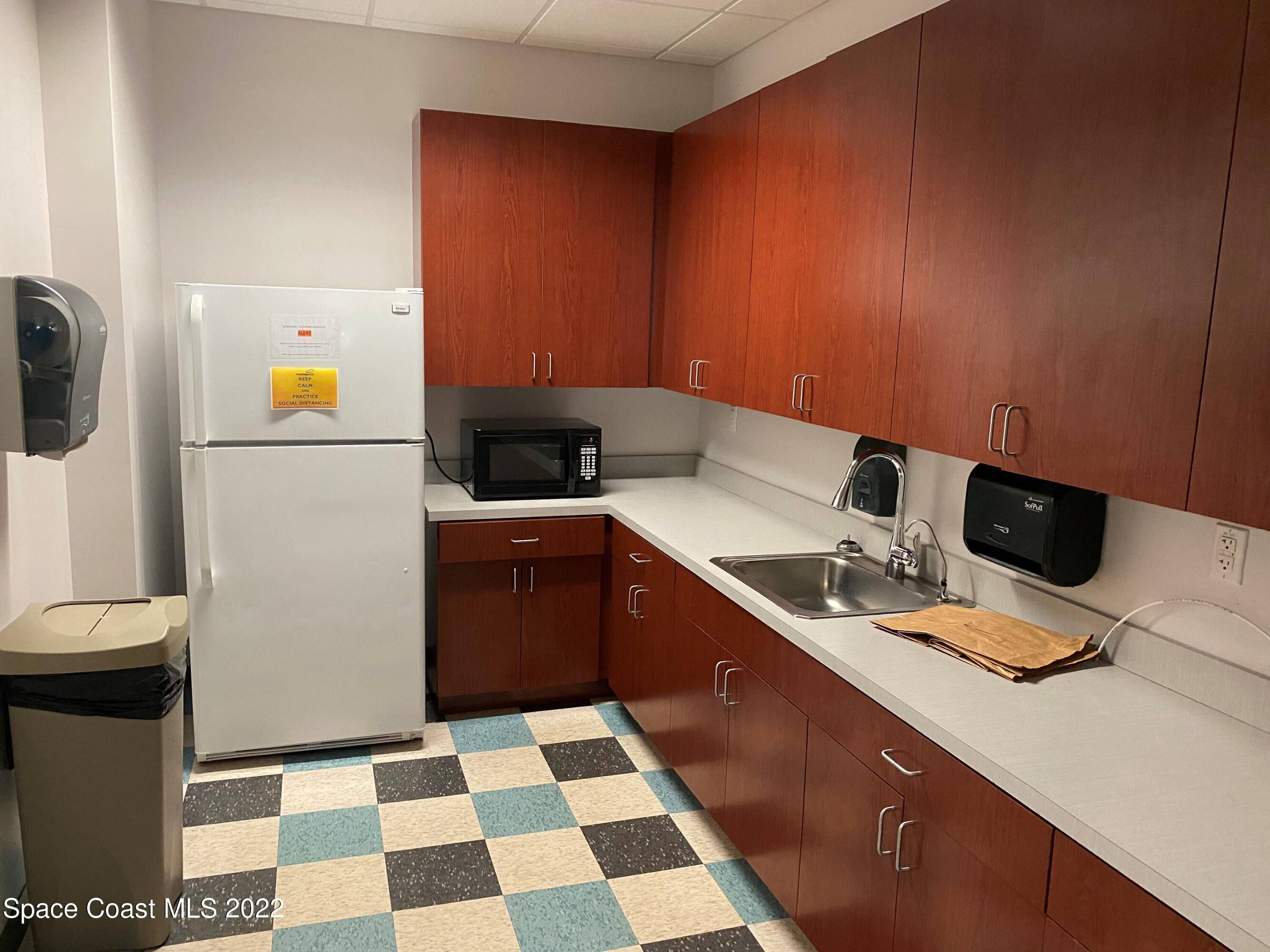 2465 PALM BAY RD NE Palm Bay FL 32905-3353 APN: 28-37-23-00-00256.0 ...