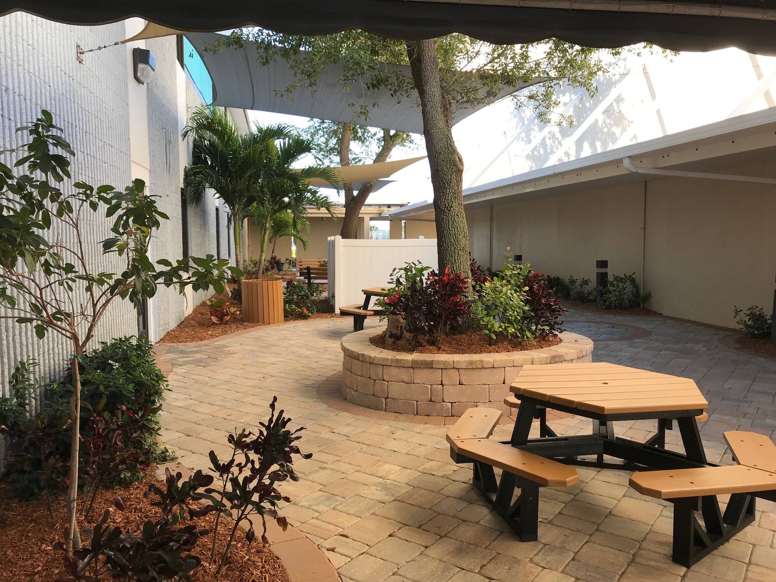 2465 PALM BAY RD NE Palm Bay FL 32905-3353 APN: 28-37-23-00-00256.0 ...