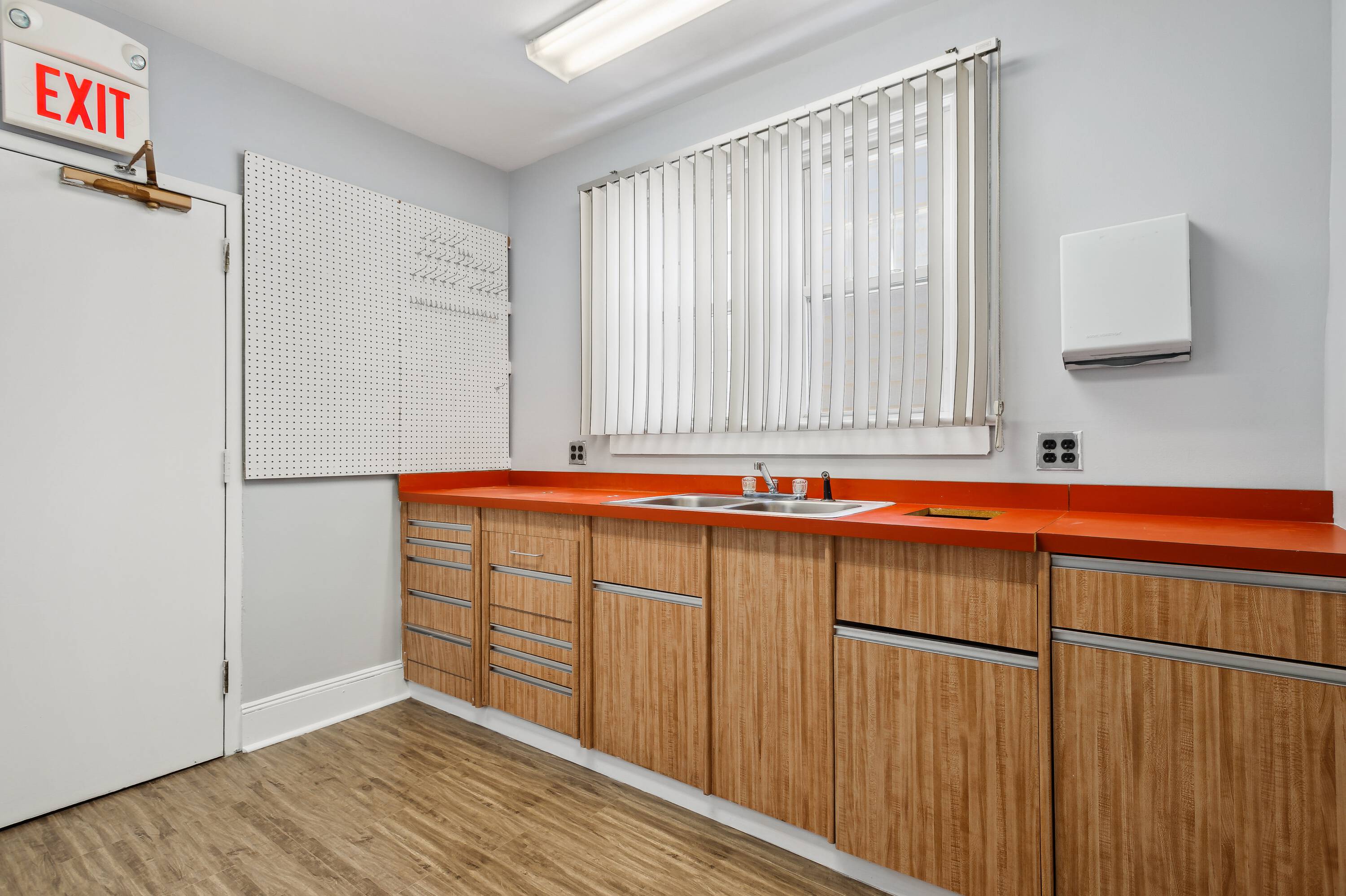 586 LIVINGSTON AVE North Brunswick NJ 08902-2401 APN: 1214_107_2 ...