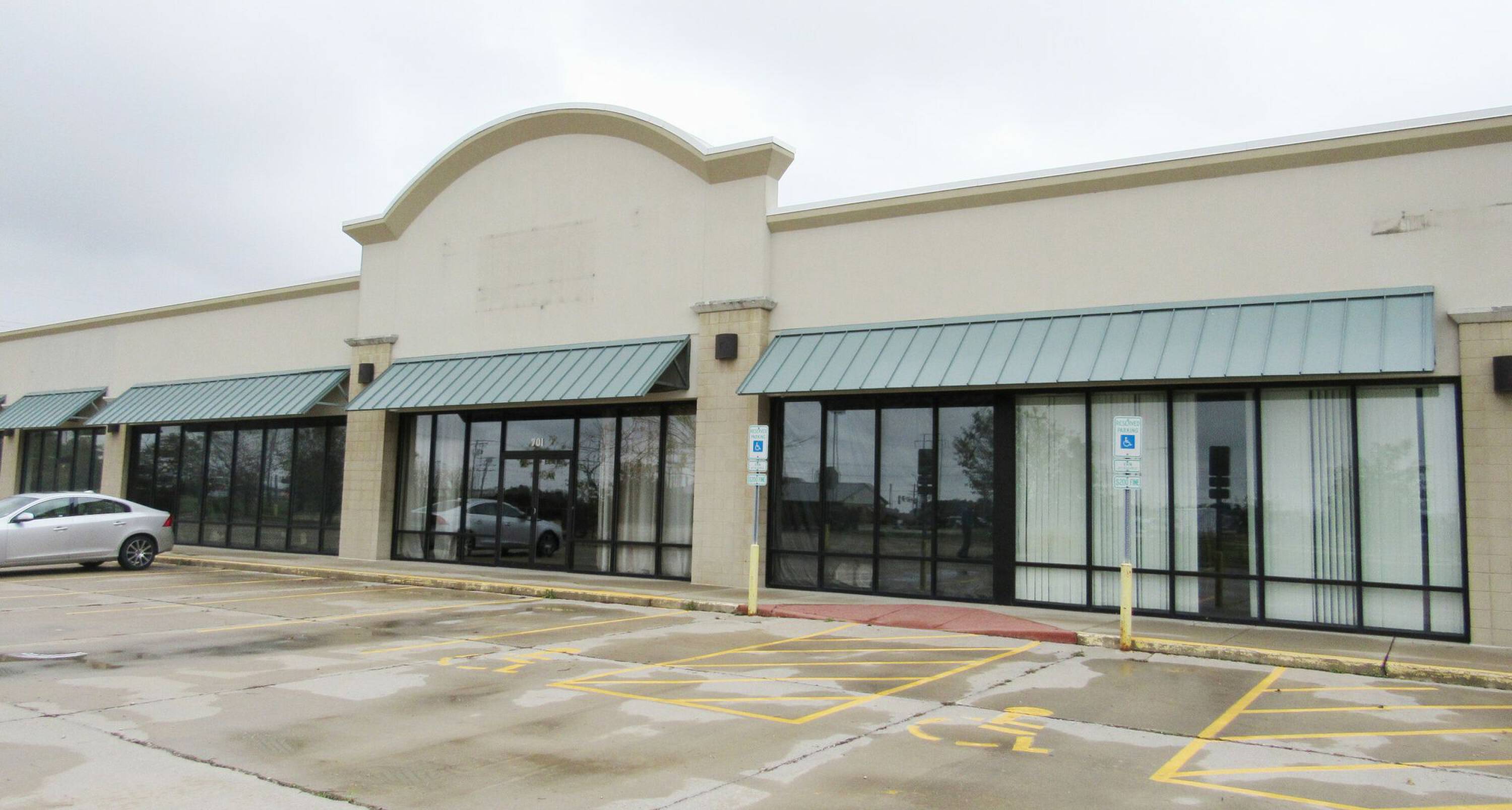 2243 Westgate Dr, Bloomington, IL 61705 | Crexi.com