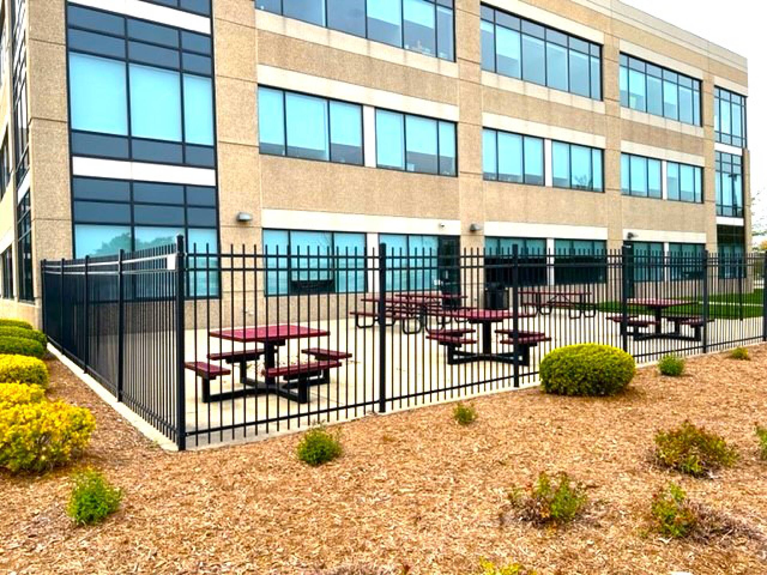 3221 W WHITE OAKS DR Springfield IL 62704-6456 APN: 21-12.0-428-013 ...