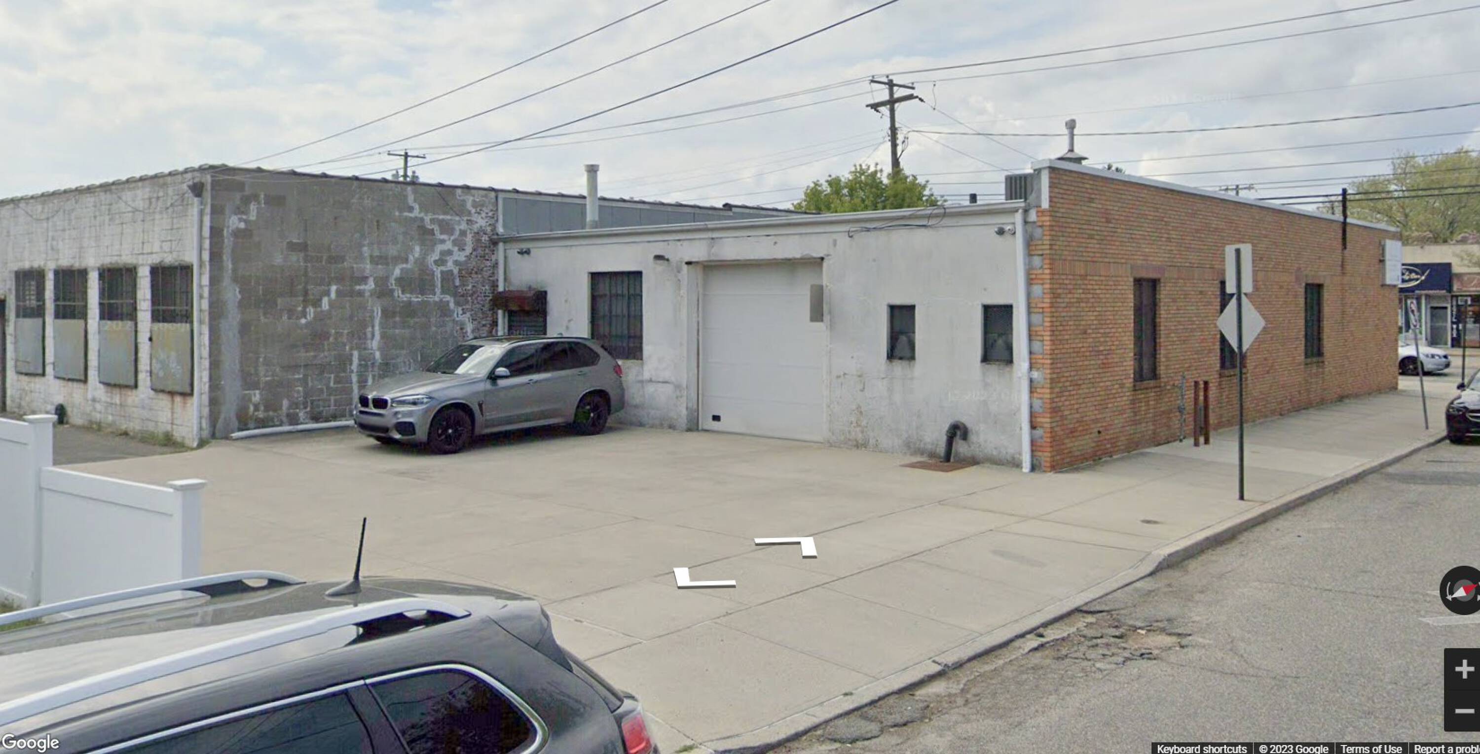 461 JERICHO TPKE Mineola NY 11501 APN: 282223 9.-28-43 | Crexi.com