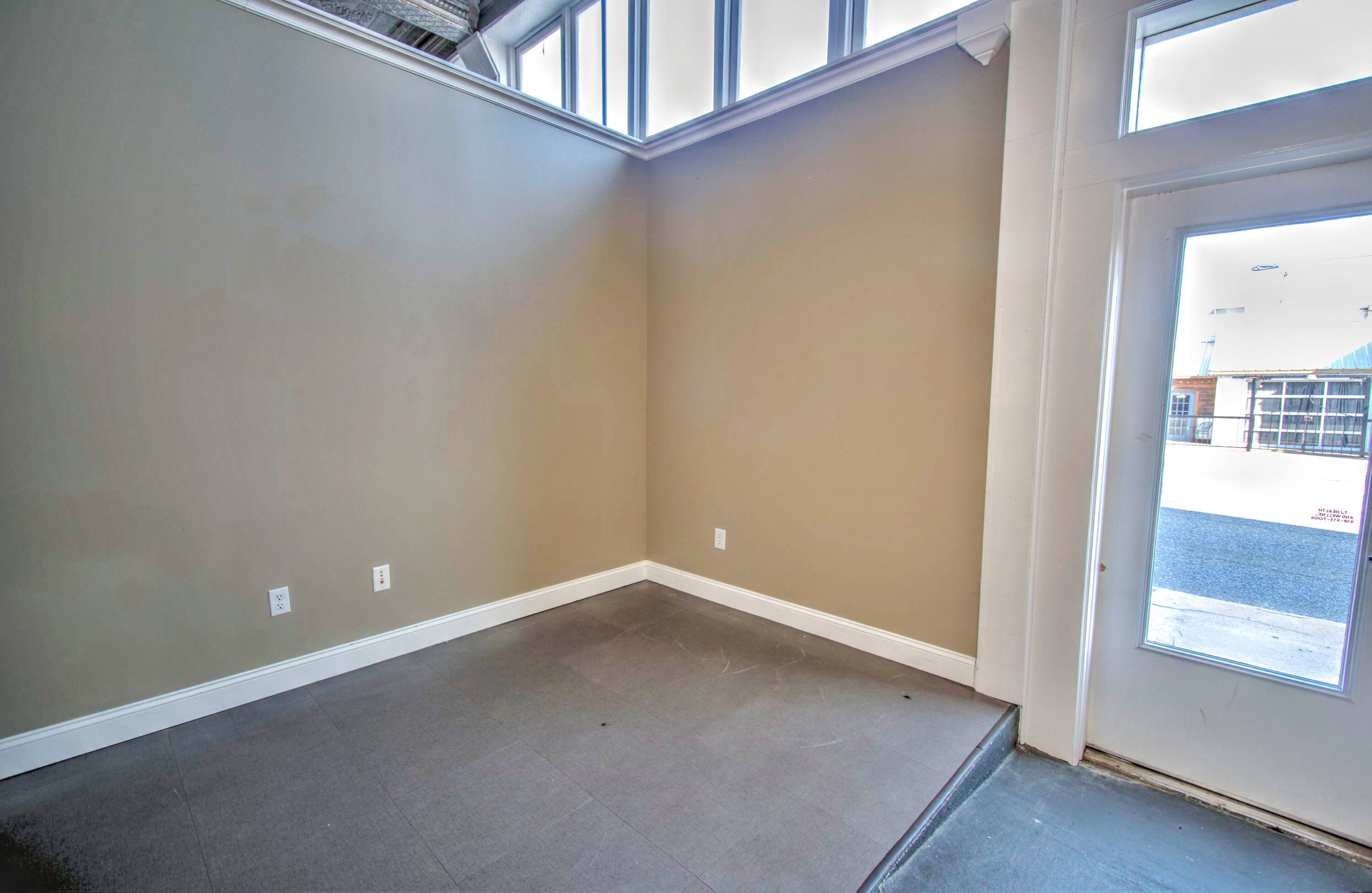 101 W BROADWAY ST Muskogee OK 74401-6606 APN: 4610-26-003-007-1-002-04 | Crexi.com