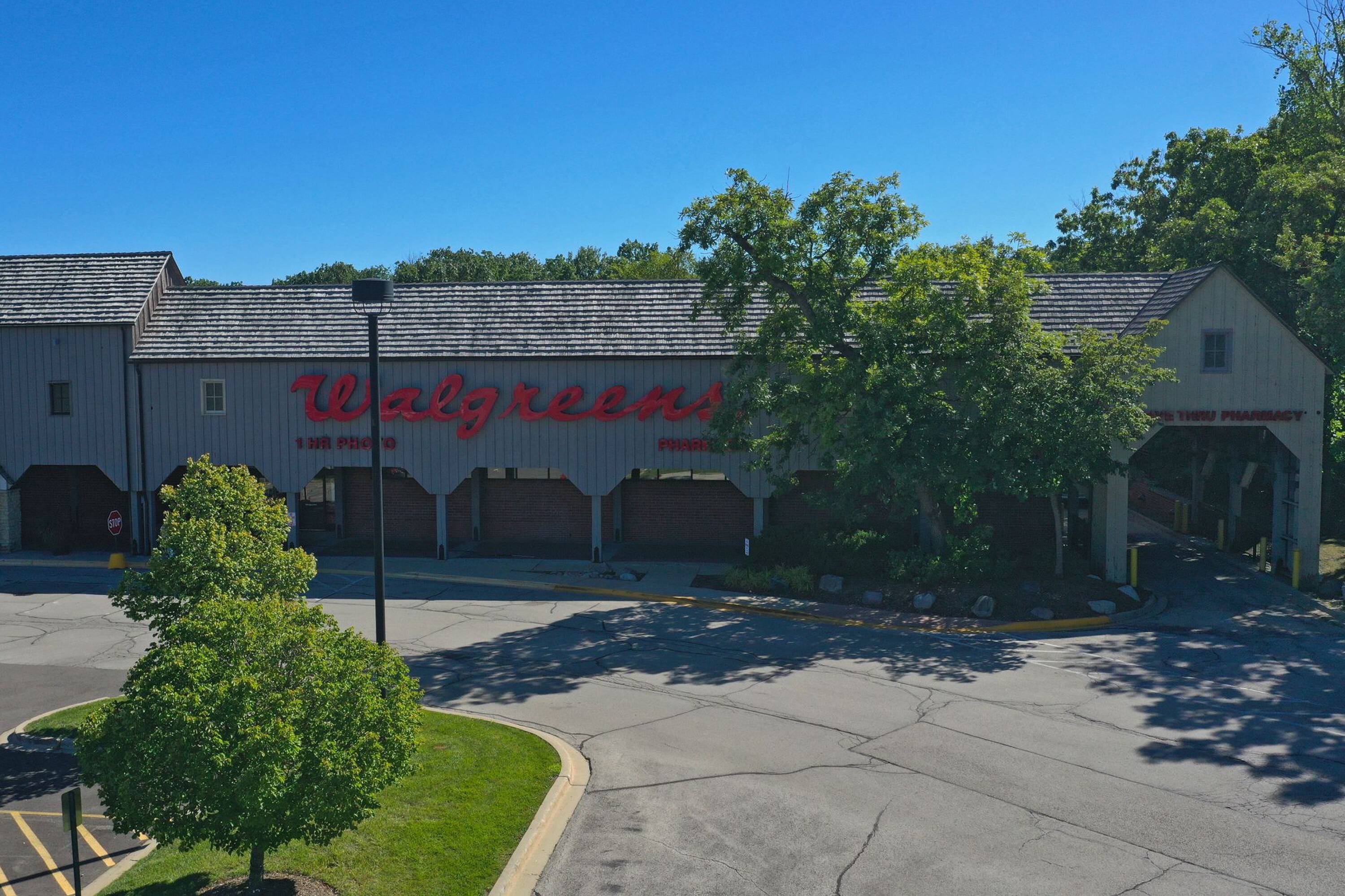 2501 WAUKEGAN RD Bannockburn IL 60015-1569 APN: 16-17-310-006 | Crexi.com