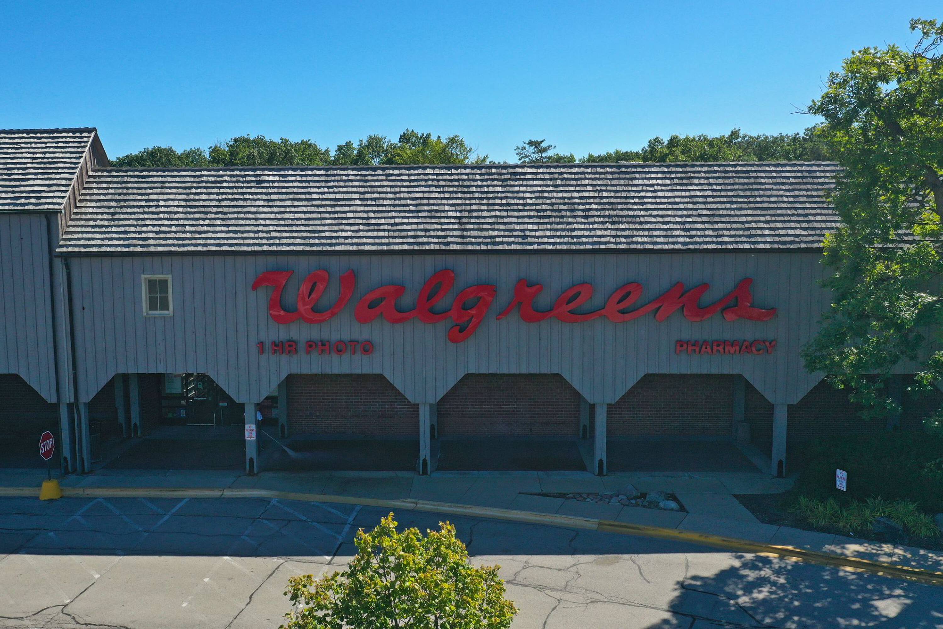 2501 WAUKEGAN RD Bannockburn IL 60015-1569 APN: 16-17-310-006 | Crexi.com