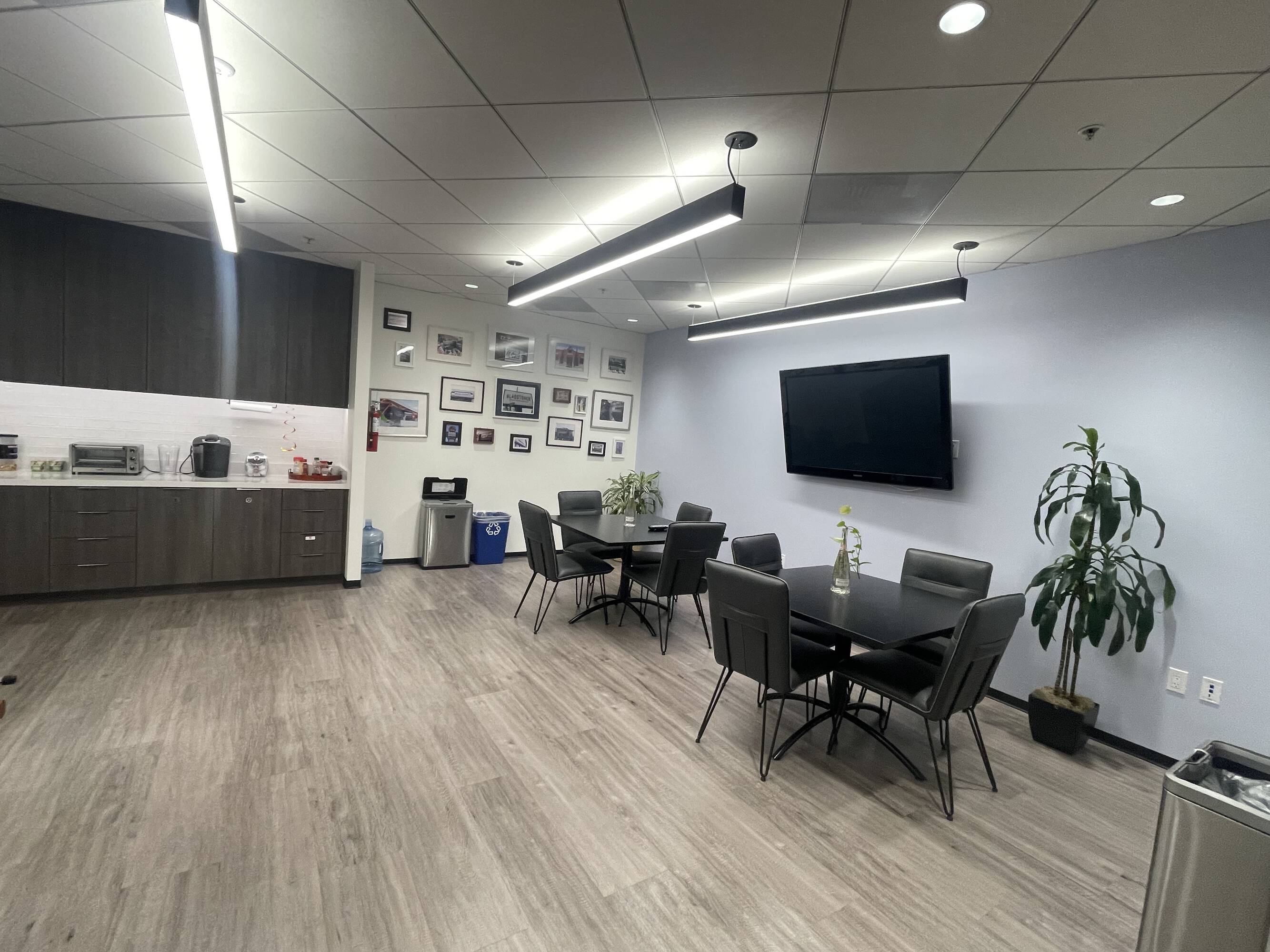 21650 W Oxnard St, Los Angeles, CA 91367 | Crexi.com