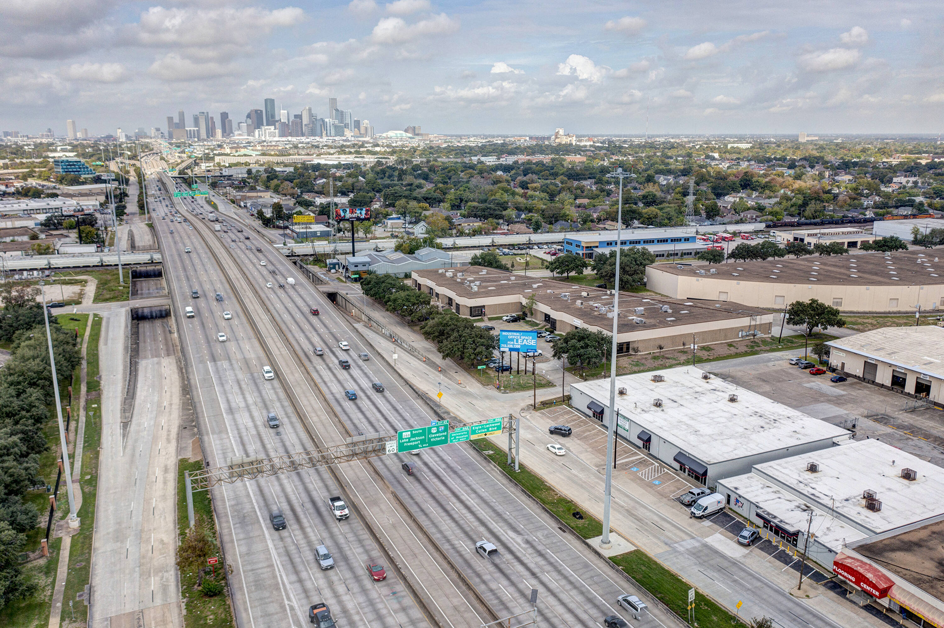 5001 Gulf Fwy, Houston, TX 77023 | Crexi.com