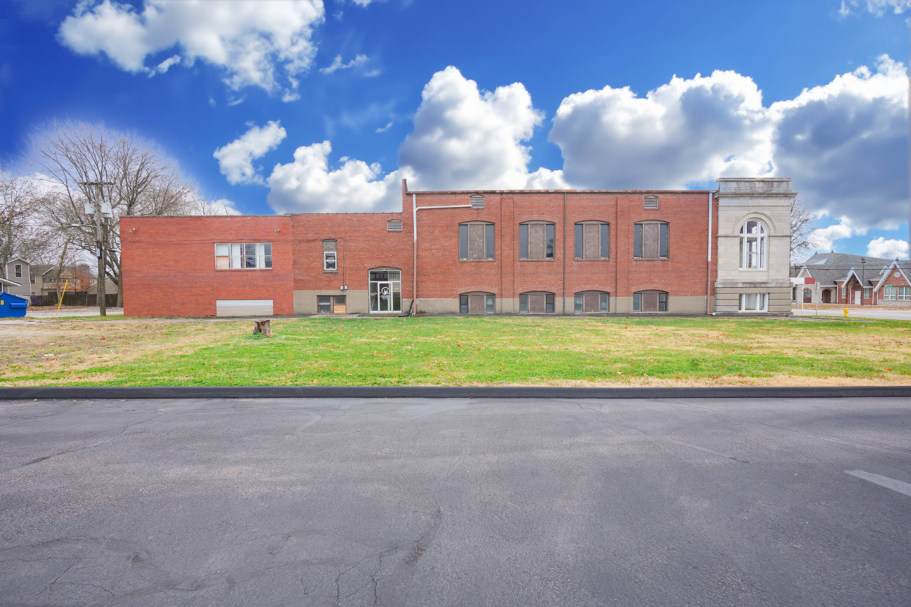 1616 N ROBBERSON AVE Springfield MO 65803-2843 APN: 1312320008 | Crexi.com