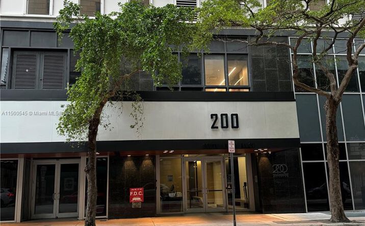 200 SE 1 ST, Miami, FL 33131 | Crexi.com
