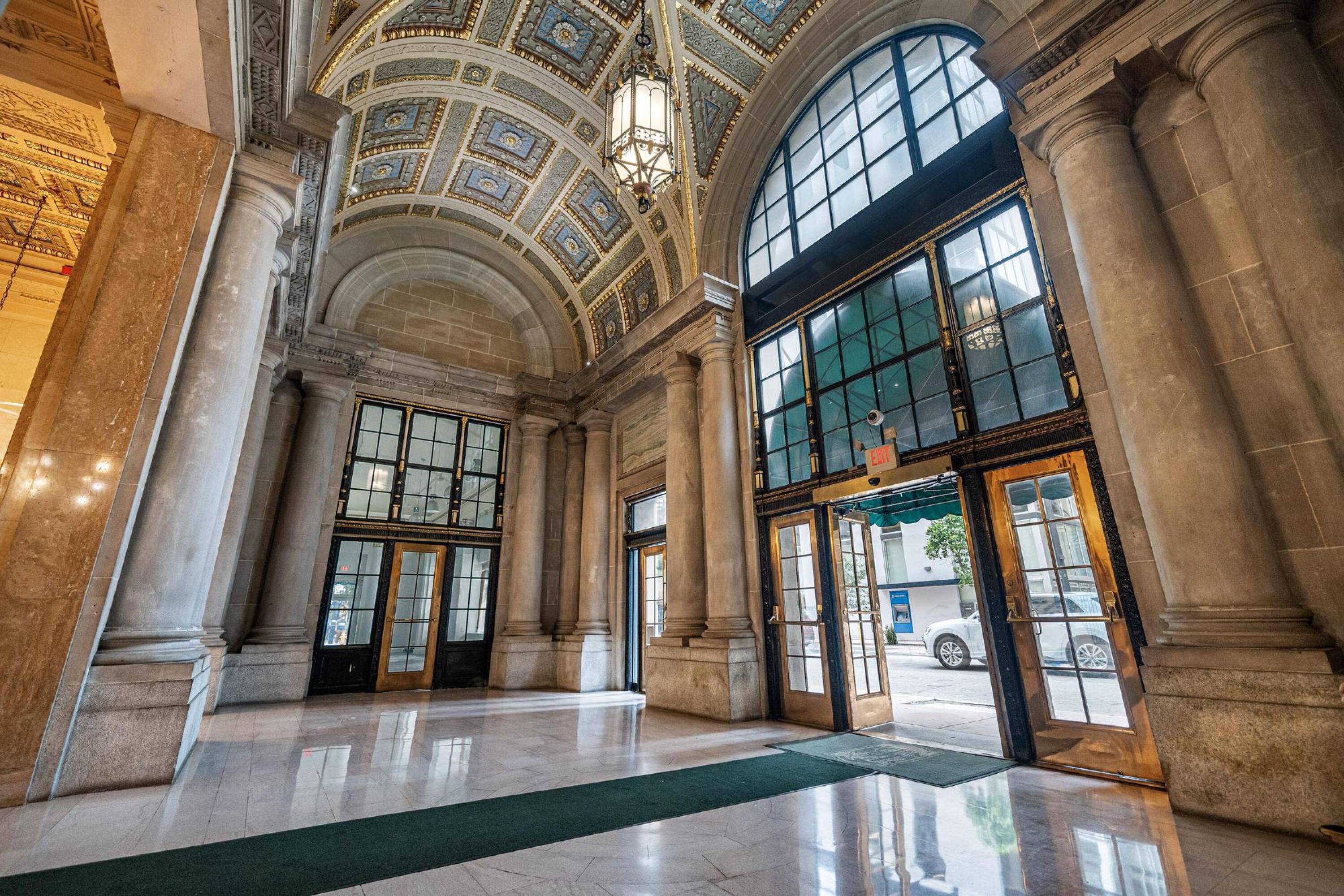 17 SE 2nd Ave, Miami, FL 33131 | Crexi.com