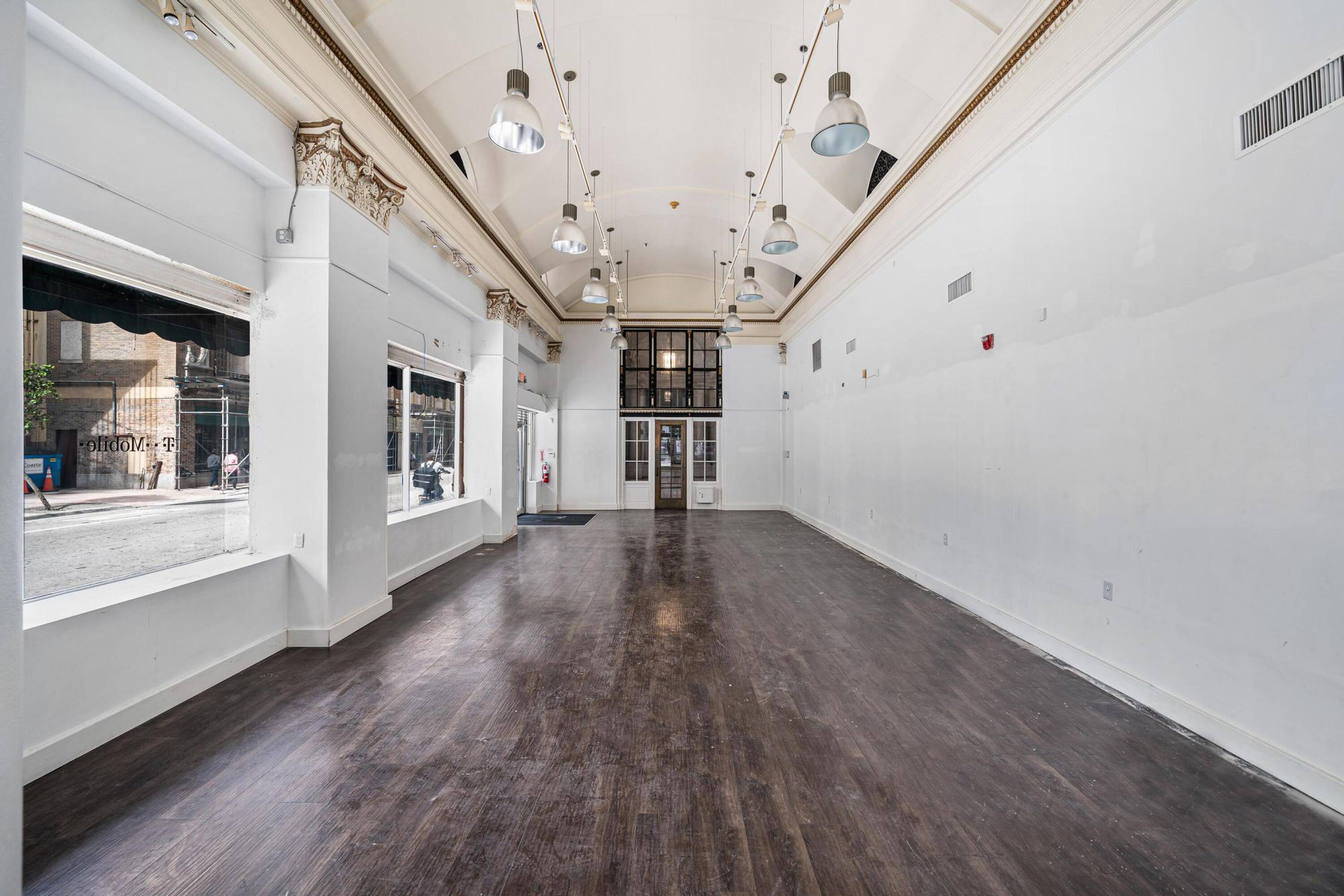 17 SE 2nd Ave, Miami, FL 33131 | Crexi.com