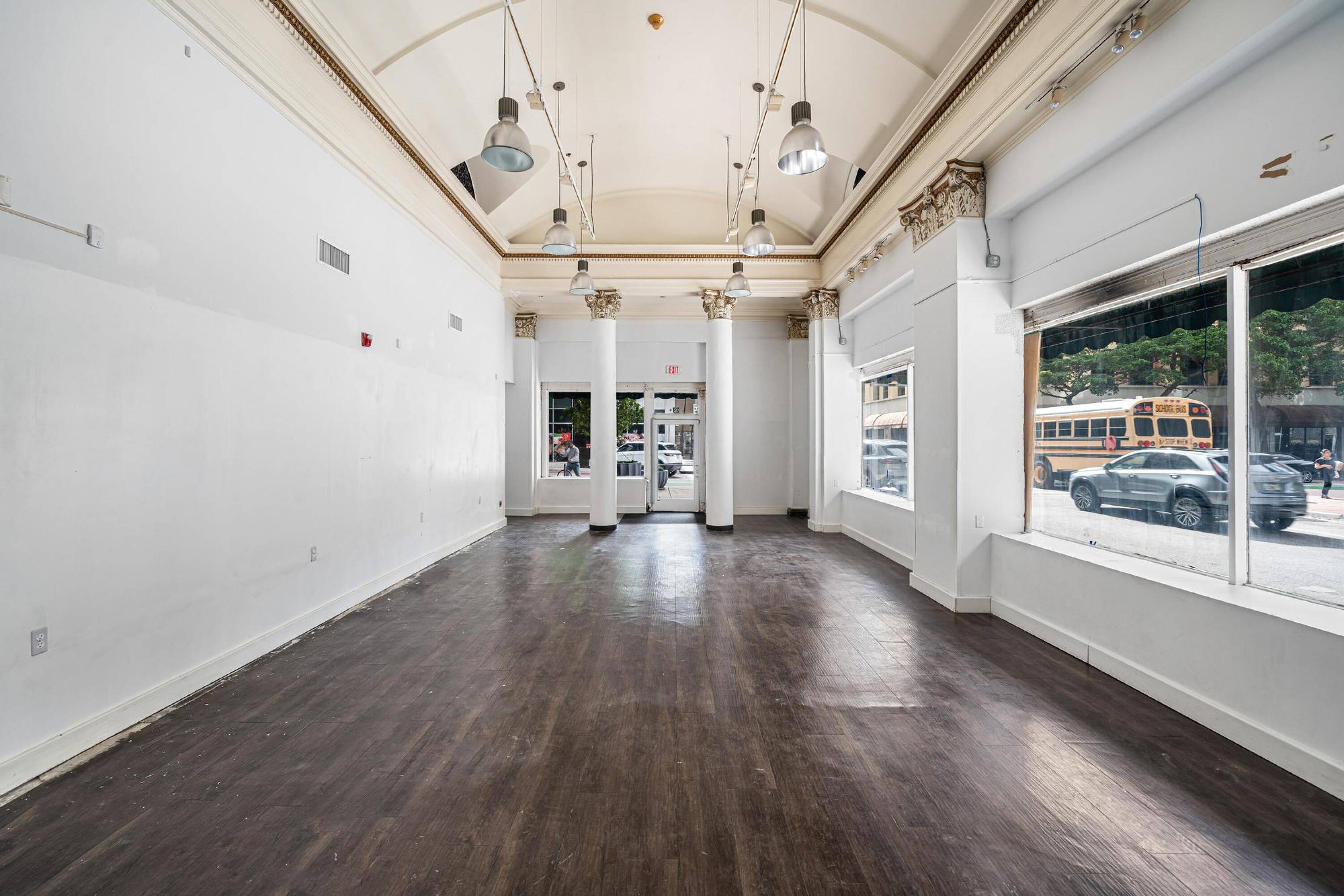 17 SE 2nd Ave, Miami, FL 33131 | Crexi.com