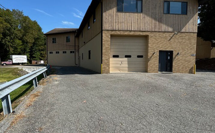 8 Maple Dr, Monroe, CT 06484 | Crexi.com