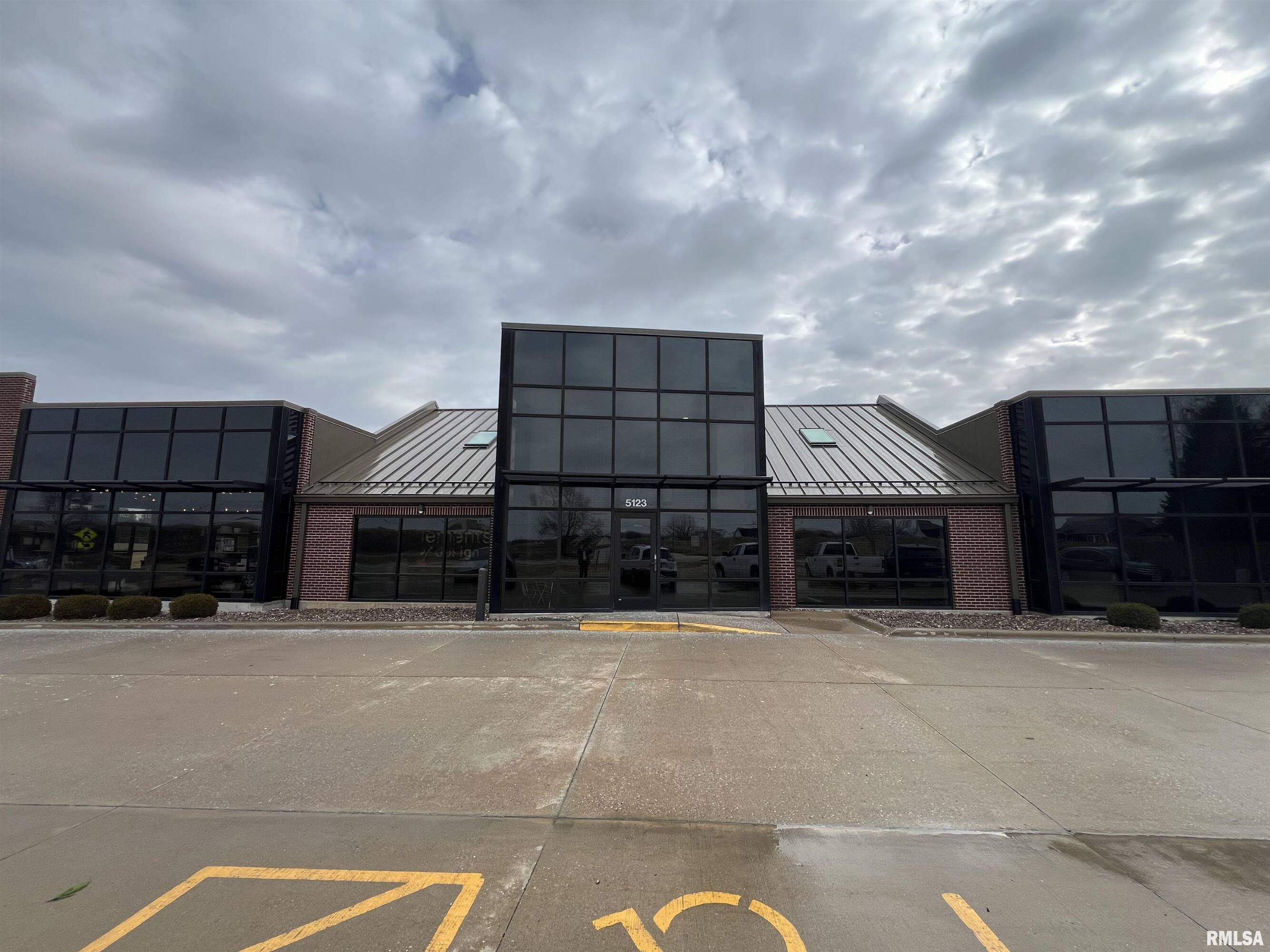 5123 MIDDLE Road #120, Bettendorf, IA 52722 | Crexi.com